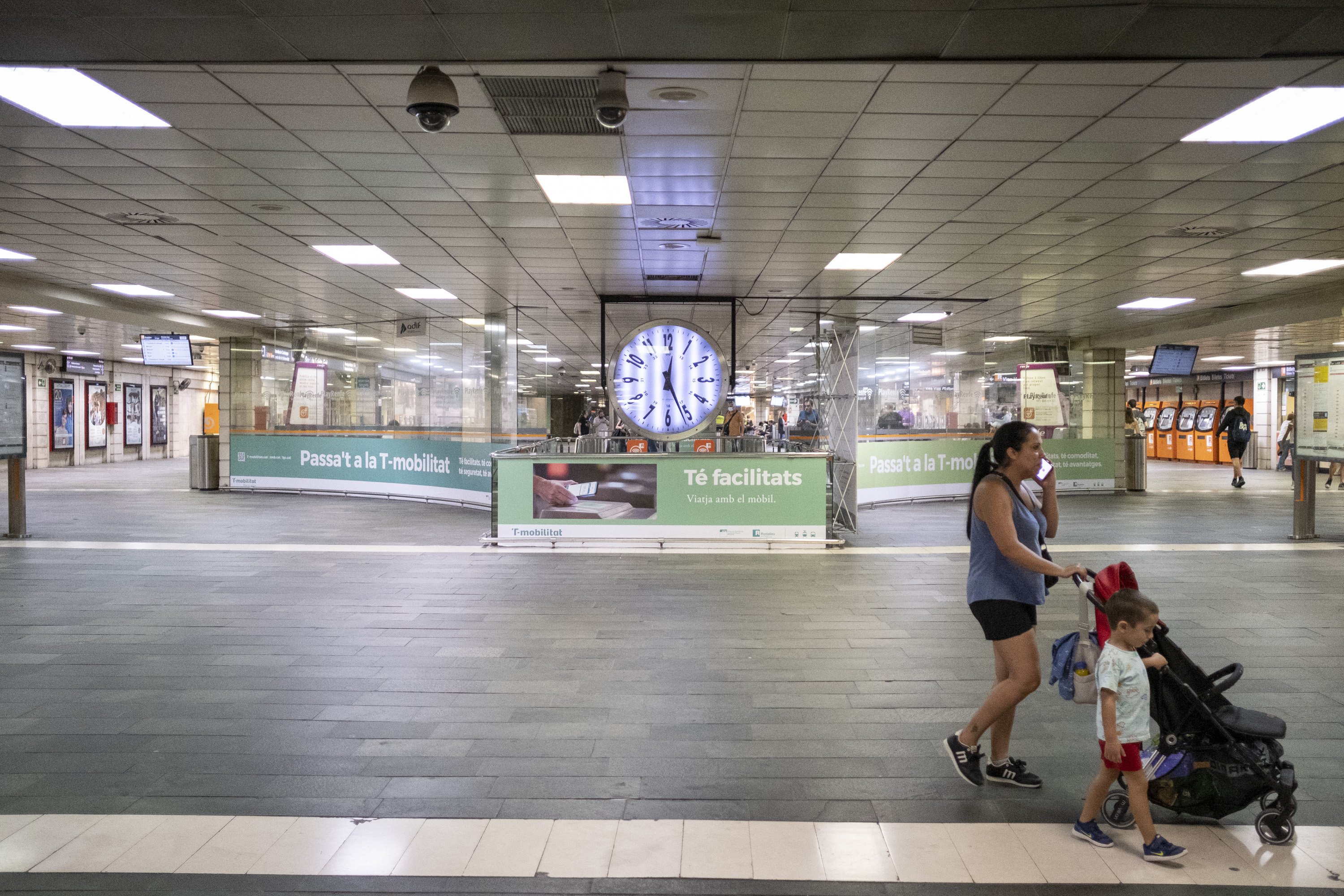 Una avería en la plaza Catalunya provoca retrasos en las líneas R1, R3, R4, RG1 y R12