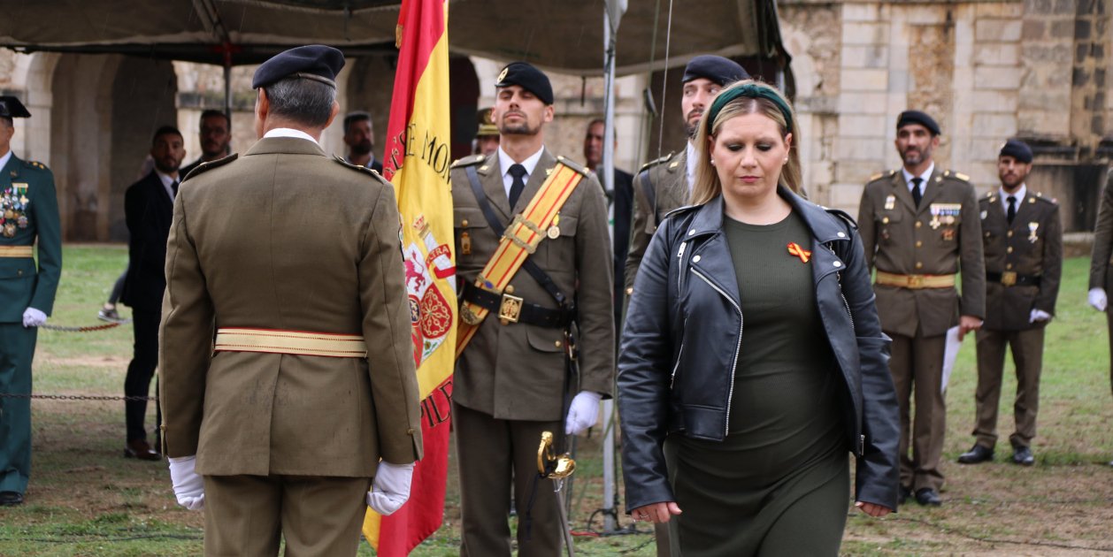 300 civils juren lleialtat a la bandera espanyola al castell de Sant ...