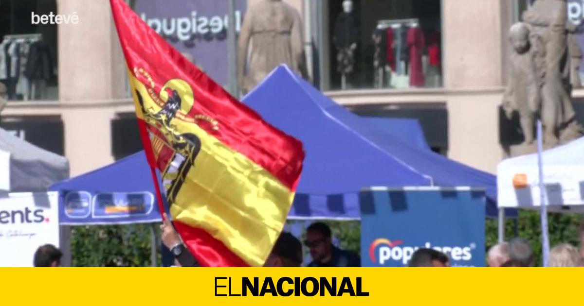 Una bandera franquista, en el acto de los partidos 'constitucionalistas ...
