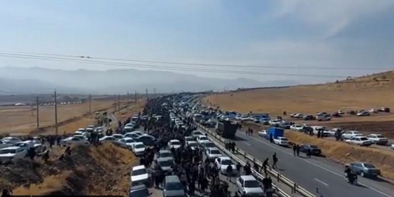 Manifestación masiva en la tumba de Mahsa Amini: poquísimos velos ...