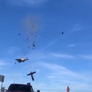 Choque brutal entre dos aviones de la II Guerra Mundial durante una exhibición | VÍDEO