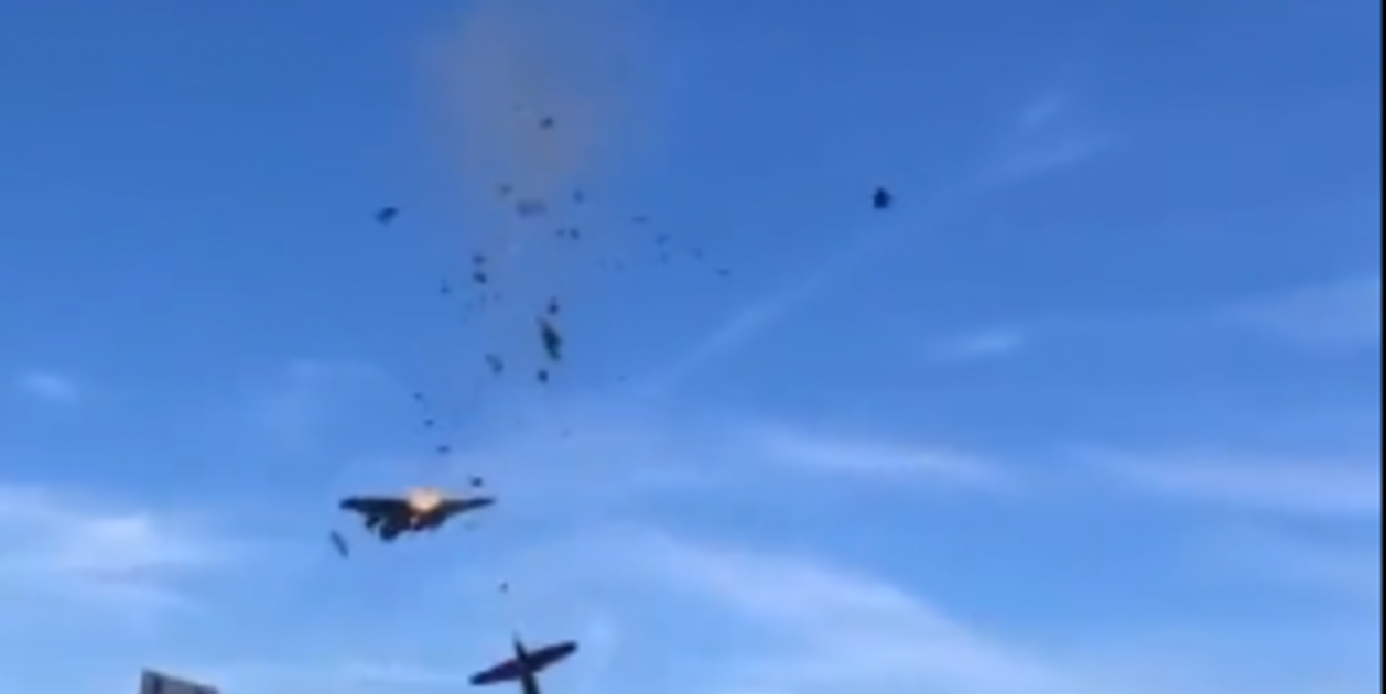 Choque brutal entre dos aviones de la II Guerra Mundial durante una exhibición | VÍDEO