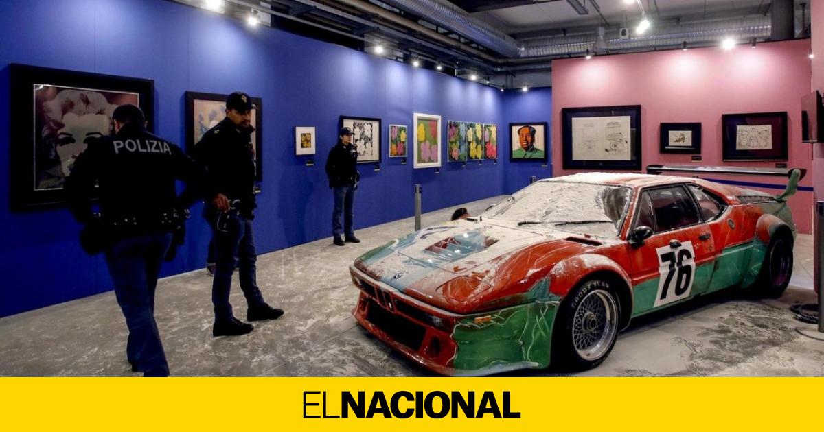 Activistes cobreixen una obra d'Andy Warhol amb 8 quilos de farina a Milà