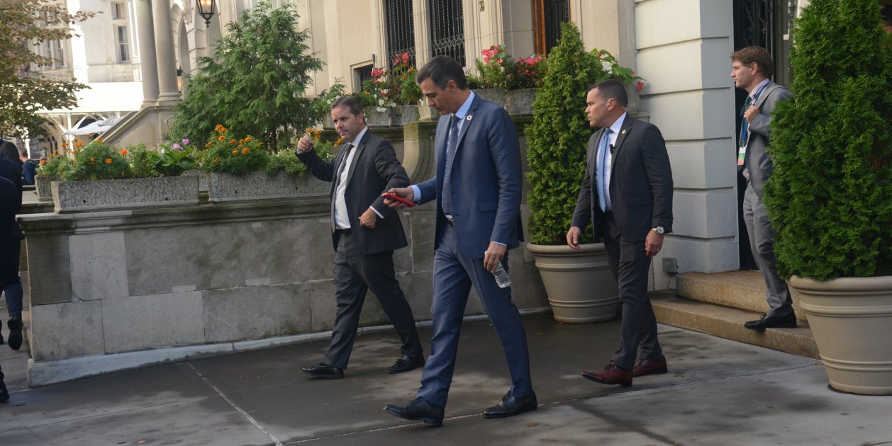 Así serán los 800 trajes nuevos de los escoltas del rey y Pedro Sánchez