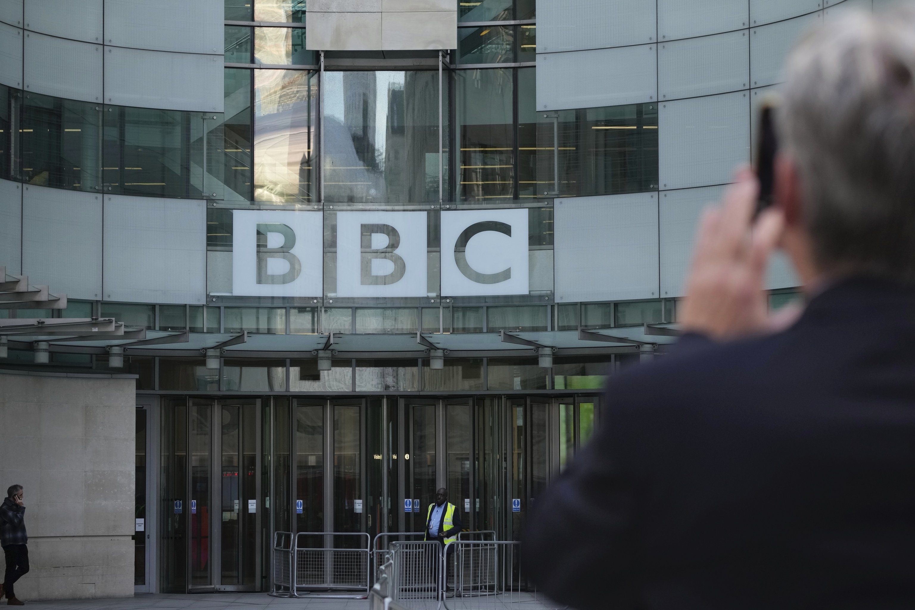 Escándalo en la BBC: suspendido un presentador acusado de pagar a un menor por fotos sexuales