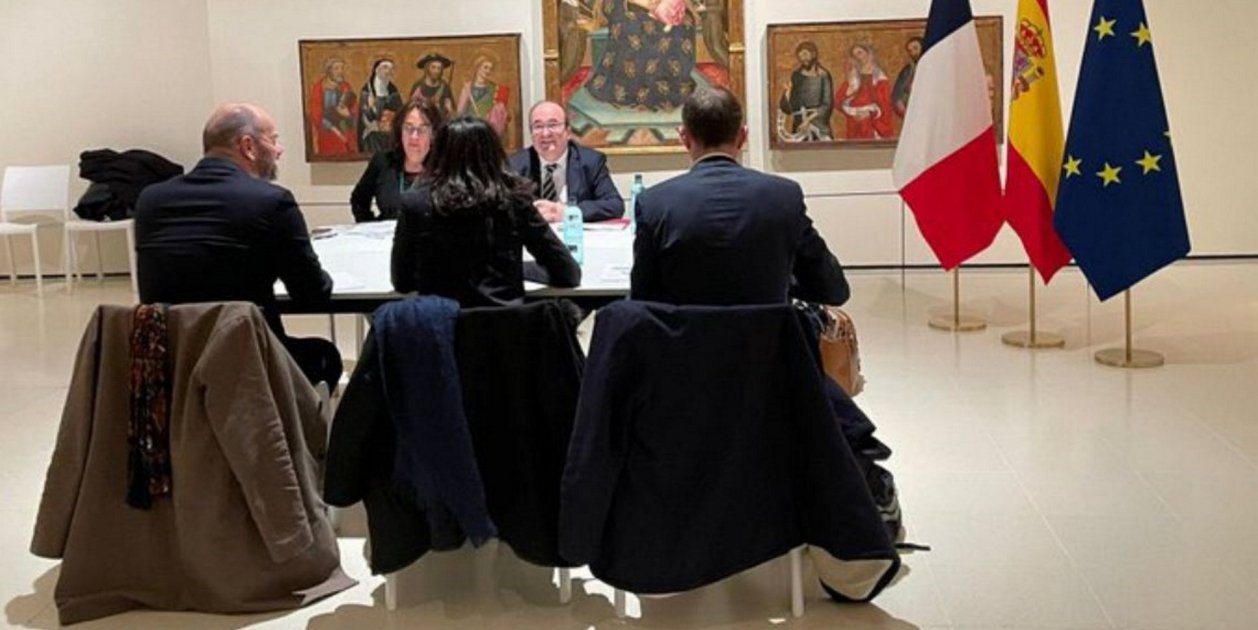 Estupefacción por la dejadez cutre de la cumbre: ni lugar donde dejar ...