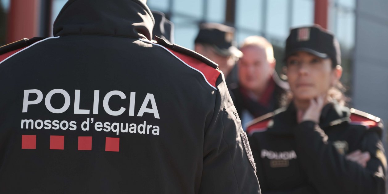 Los Mossos jubilan el uniforme de 1984 y se visten de futuro y policía ...