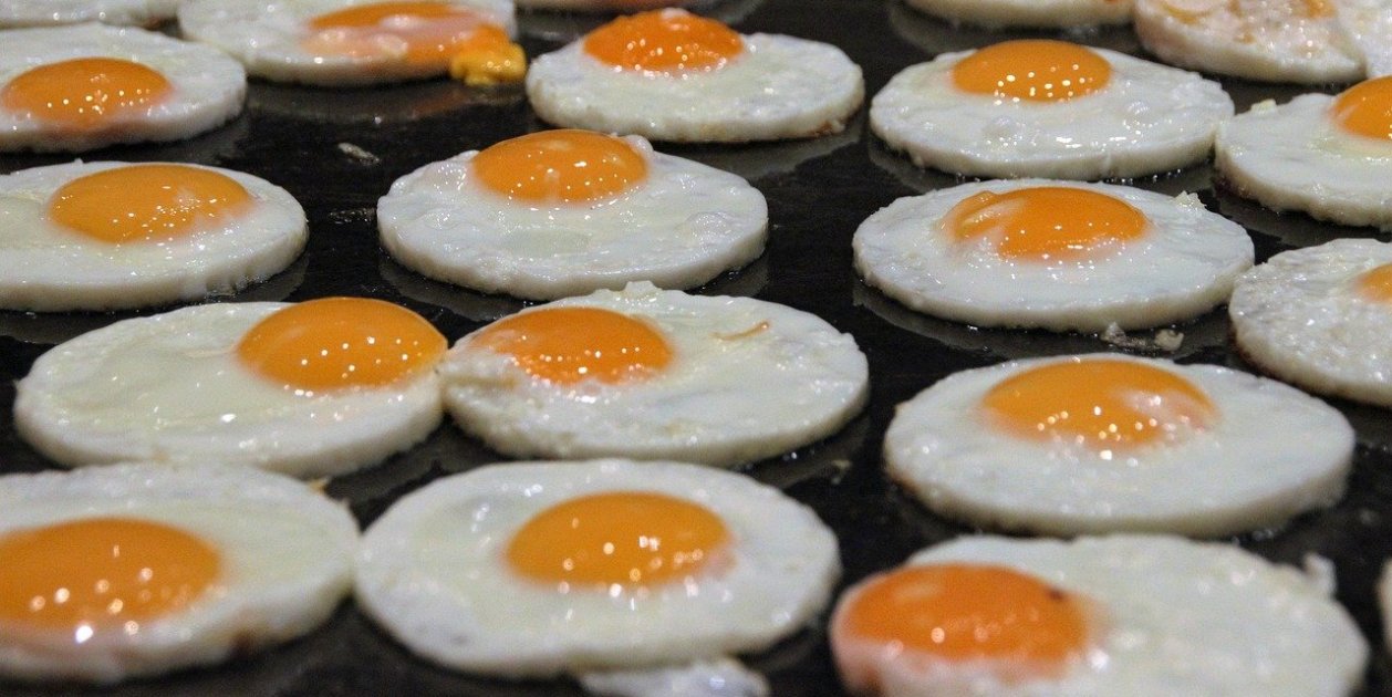 El truc per fer un ou ferrat al microones en un minut: dues receptes ...