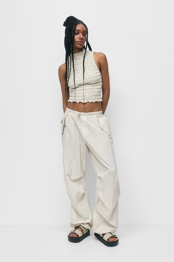 El top del que hablan las expertas en moda está en Pull&Bear, 3 colores