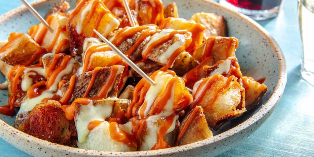 5 bares de Barcelona donde comer unas buenas patatas bravas con los amigos