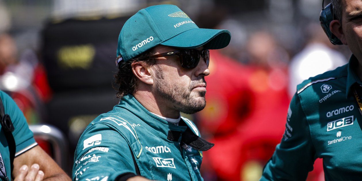 Fernando Alonso assenyala els mecànics d'Aston Martin en privat