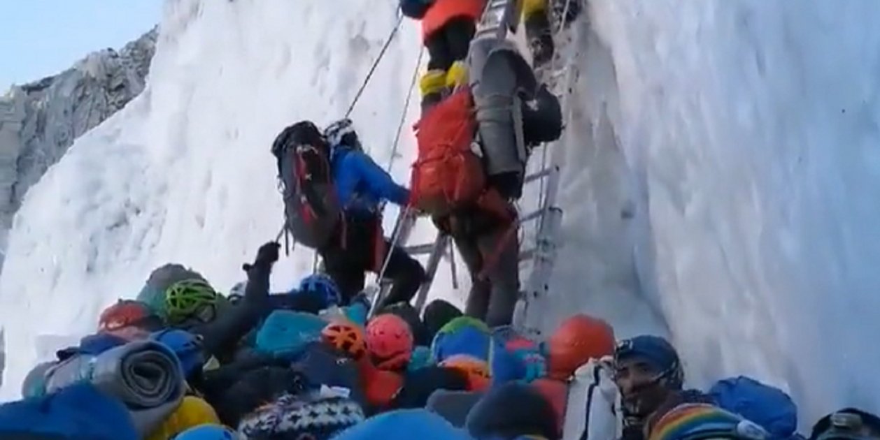 Colapso en el Everest: colas de alpinistas para coronar la cima