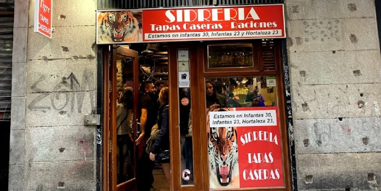 Un cambrer, un pernil i un tiroteig: els elements d'una història ...