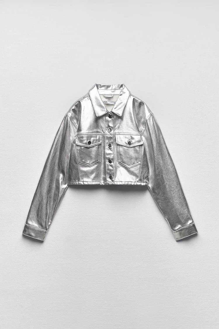La caçadora cropped color plata que arriba per revolucionar els outfits ...