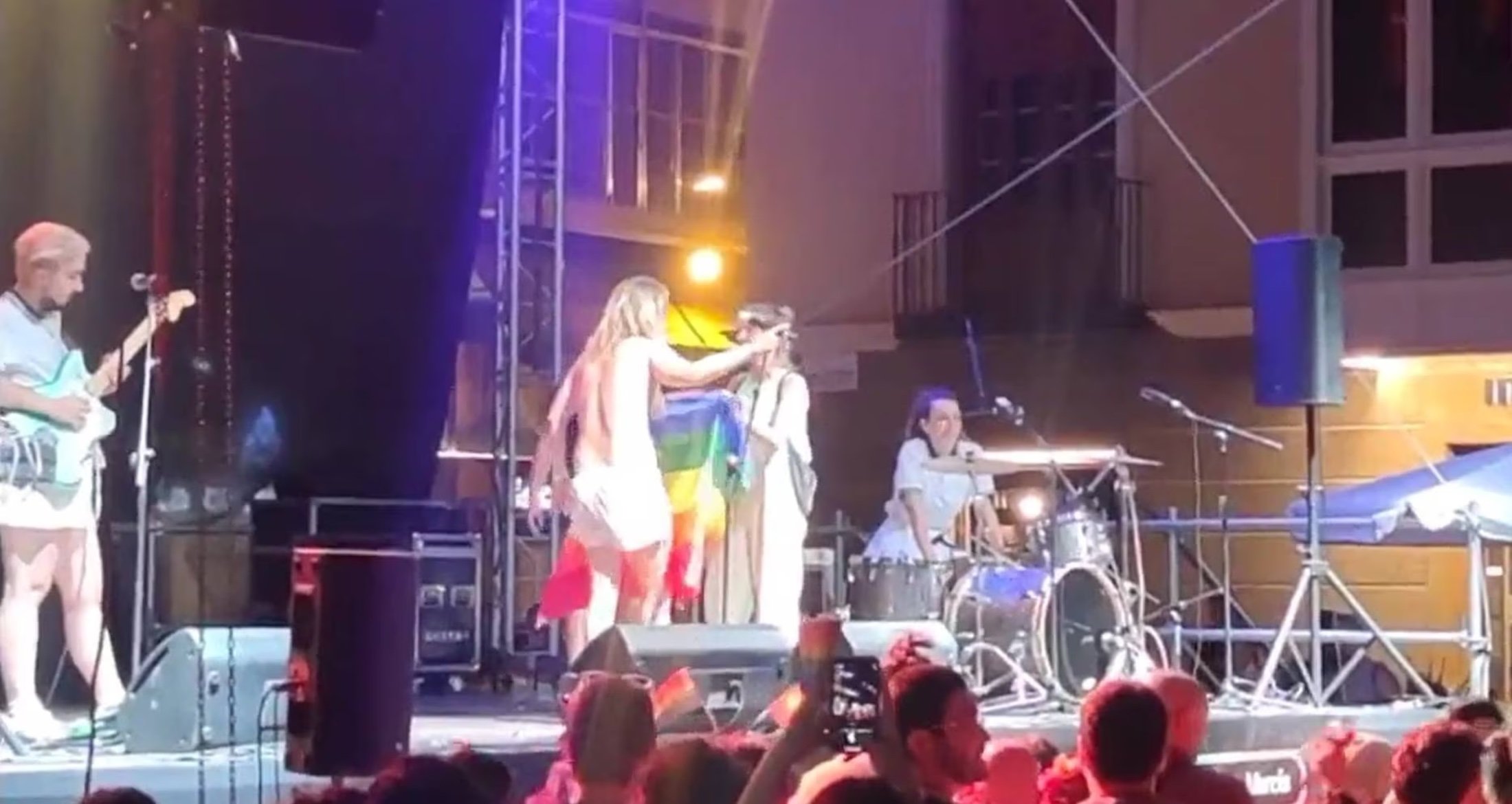 Investigaran el policia que va aturar el concert de Rocío Saiz quan ...