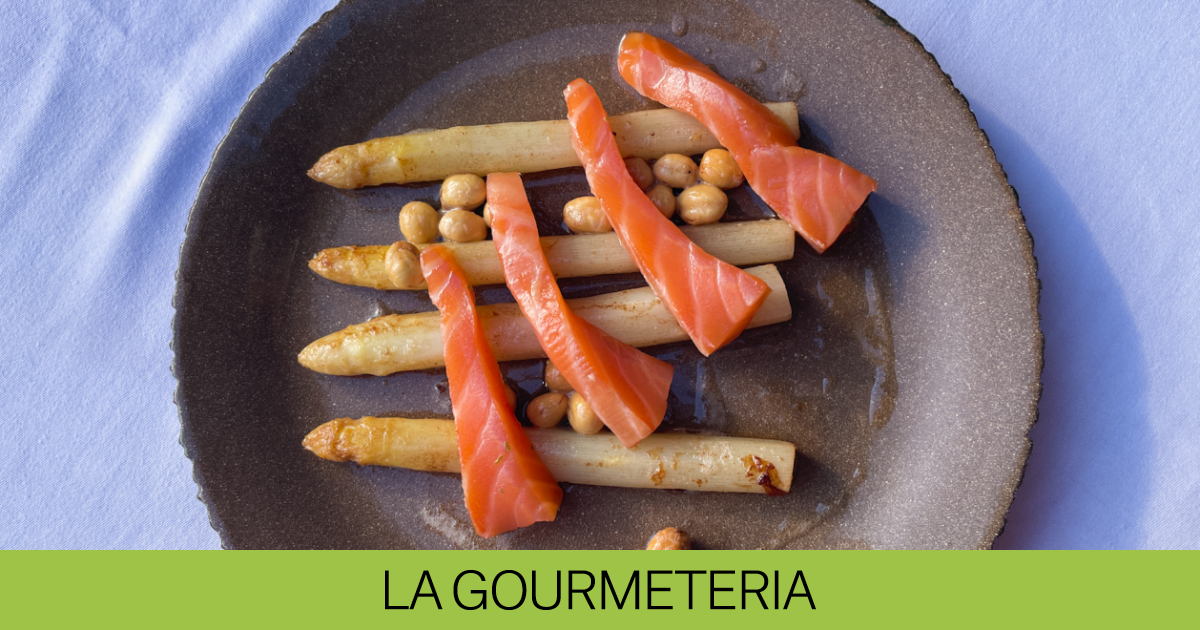 Un plat amb espàrrecs i salmó tan bo com lleuger per a gurmets molt gurmets