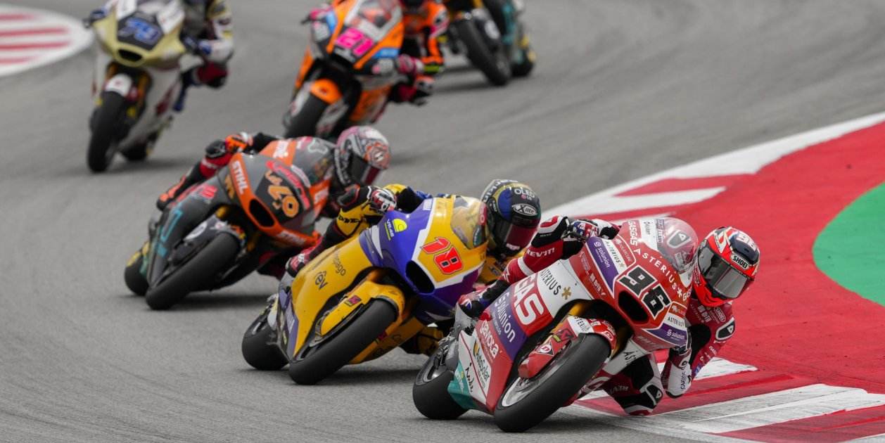 Jake Dixon s'imposa a Aron Canet a Montmeló en una carrera de Moto 2 ...