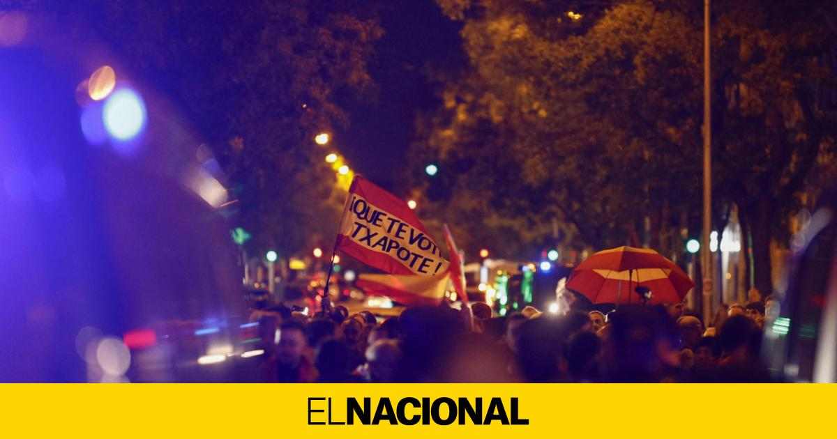 La policía aparta a dos ultras con banderas franquistas de la ...