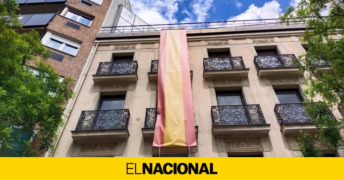 Una gran bandera española viste la sede del PSOE en Madrid