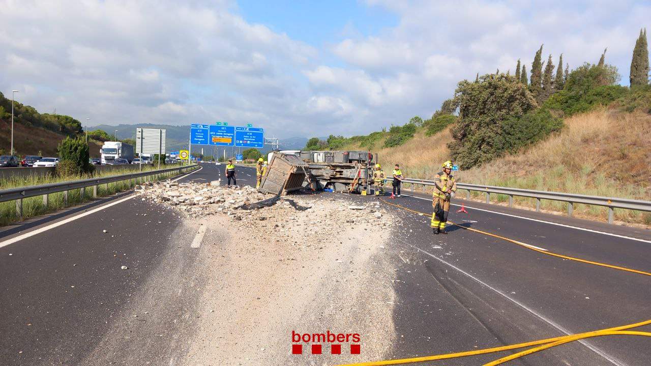 Un Camión Que Transporta Escombros Vuelca En La Ap 7 En Sant Cugat Y