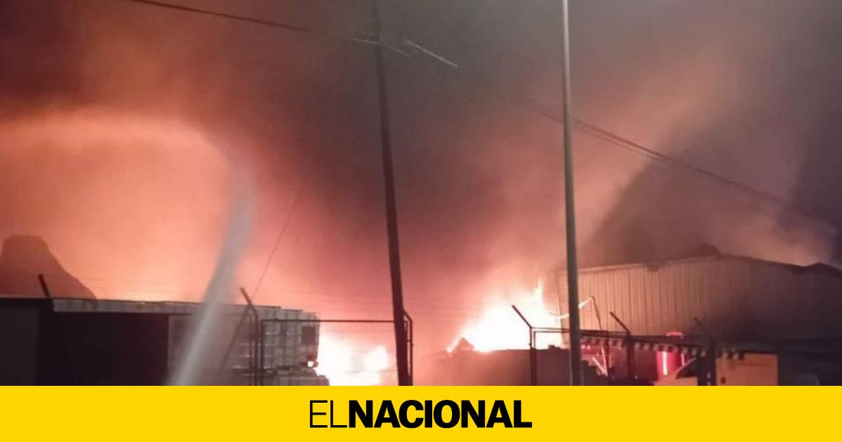 Un espectacular incendio en una empresa química ha obligado a confinar ...