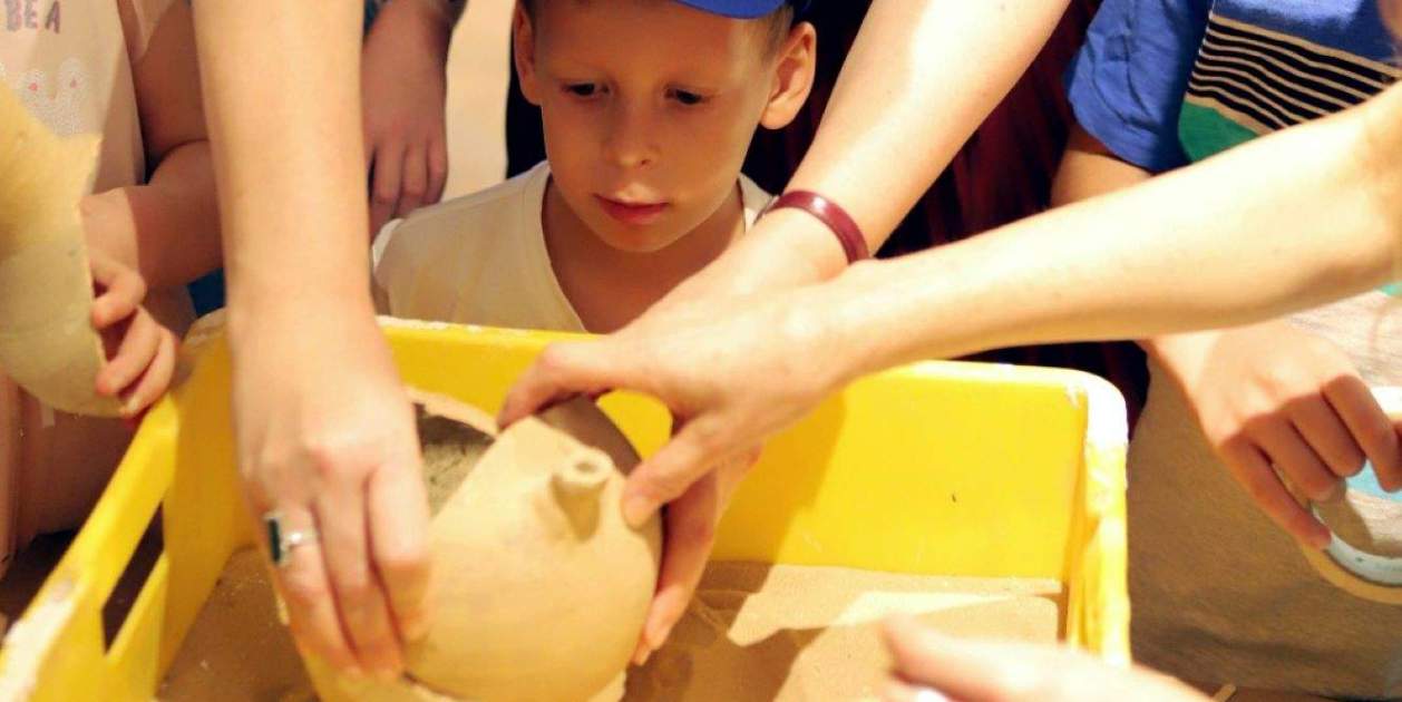 La aplaudida reacción del museo israelí donde un niño rompió una jarra ...