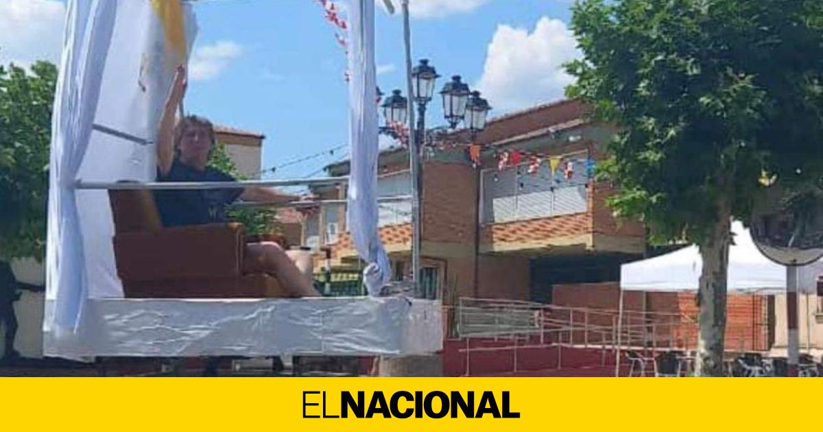 El 'papamòbil' amb escombreta del vàter del nou líder del PSOE a ...