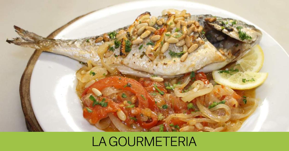 Dorada al horno con piñones | Recetas de La Gourmeteria