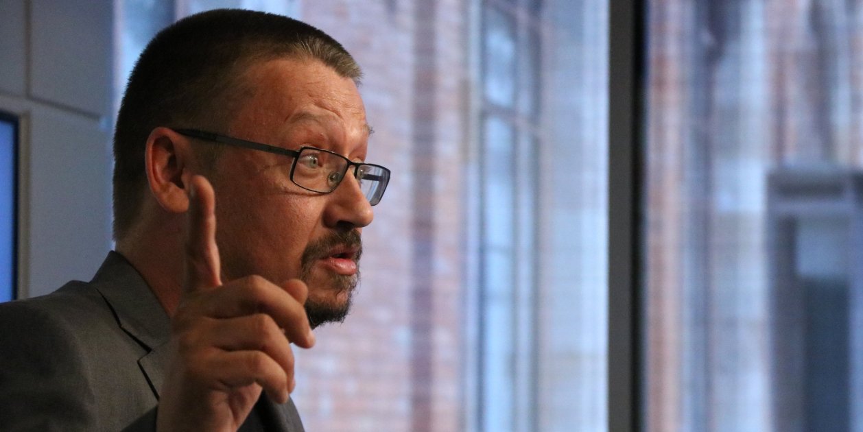 La cleca de Xavier Domènech a una politòloga