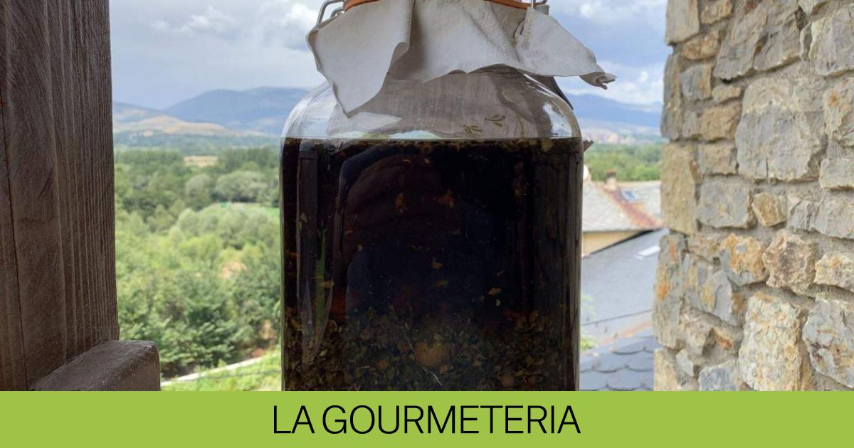 Cómo se hace la ratafia: la receta más fácil para prepararla en casa