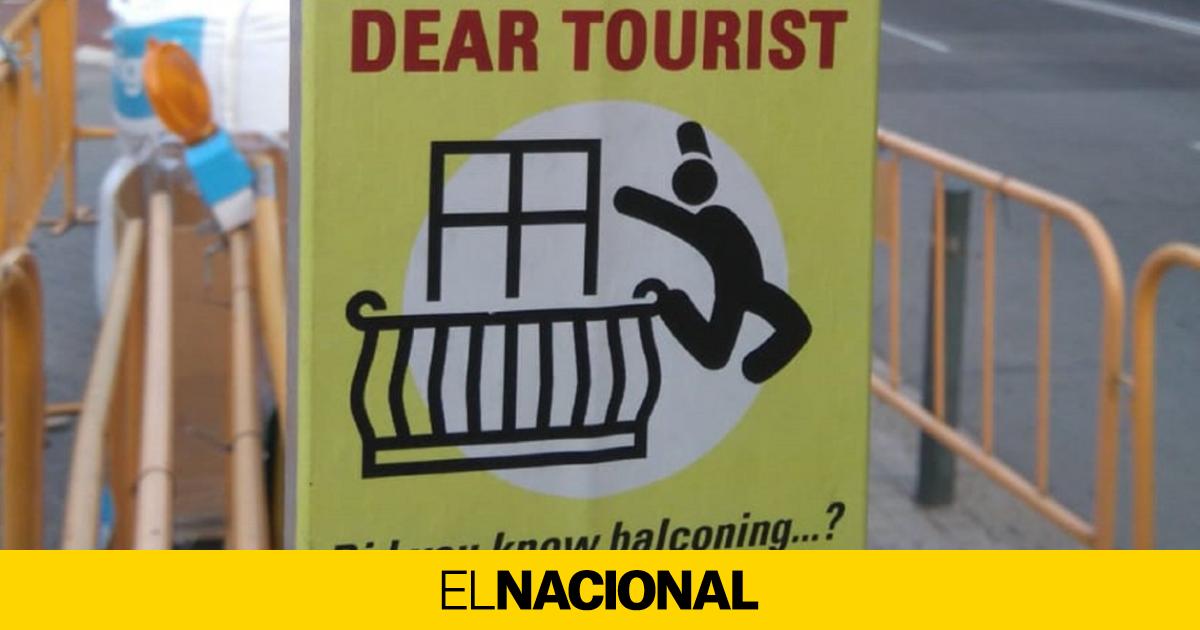 Aparecen carteles en Barcelona que animan a los turistas a hacer ...