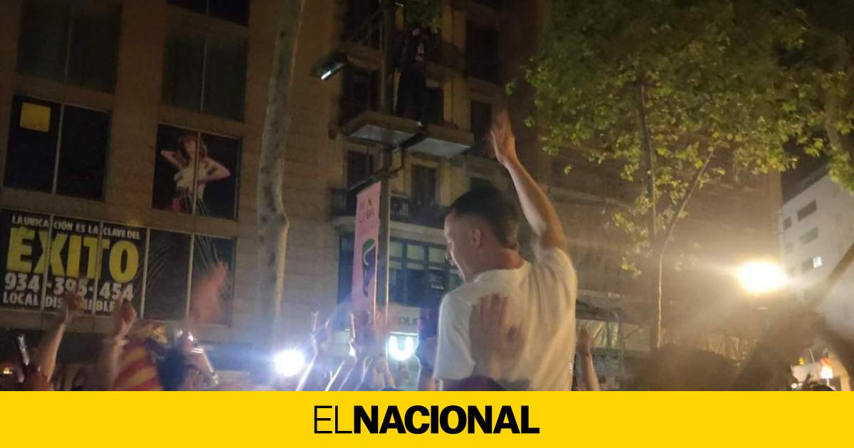 Un convidat inesperat a Canaletes: Casadó celebra la Lliga com un culer més