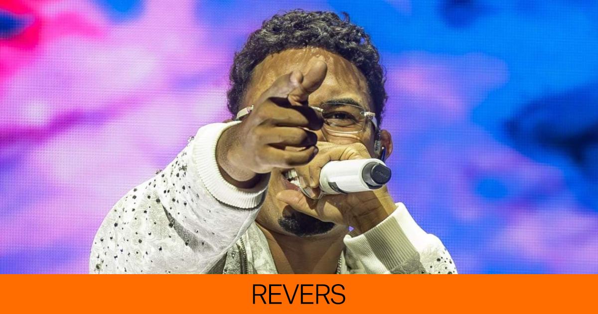 Perreo, temacles i mòbils enlaire: la nit de Myke Towers a Barcelona