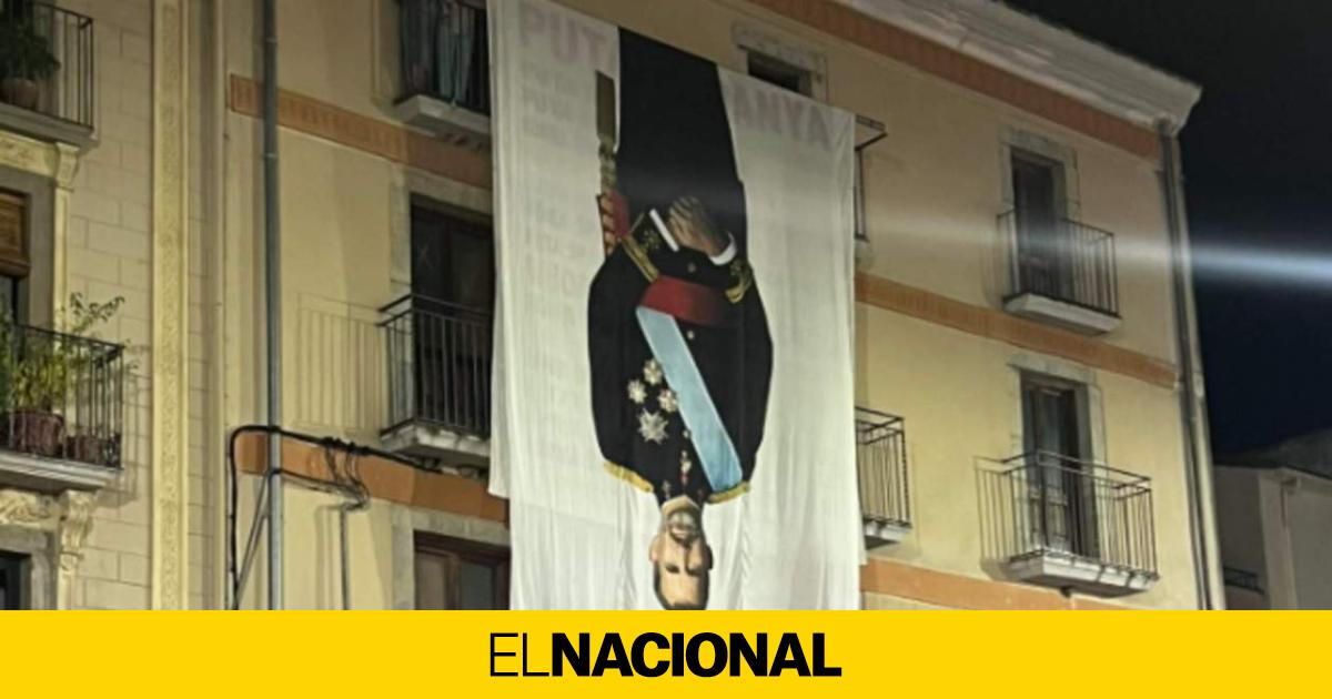 Una pancarta gegant de Felip VI cap per avall, protagonista a la festa ...