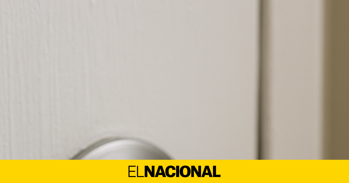 Cubrir el pomo de casa con papel de aluminio: el truco viral que muchos ...