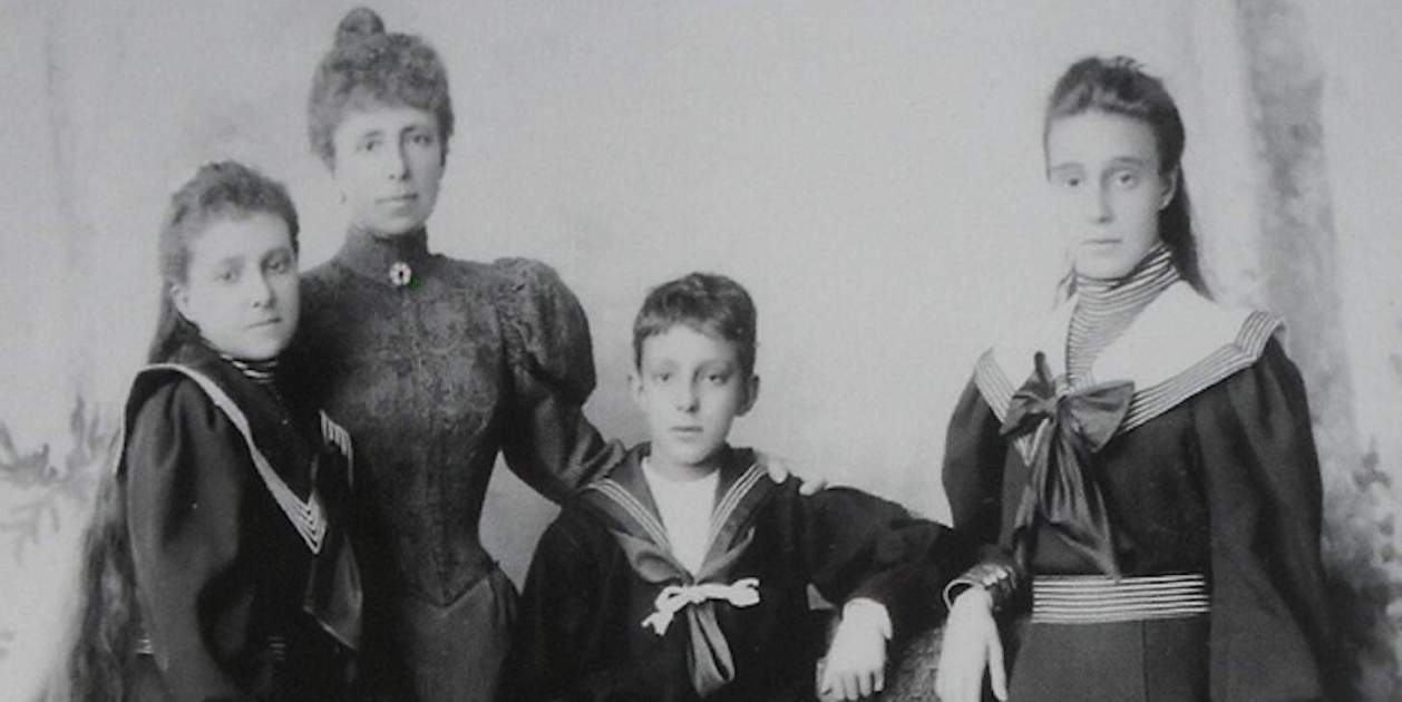 Maria Cristina, embarassada del difunt Alfons XII, pren el poder a l ...