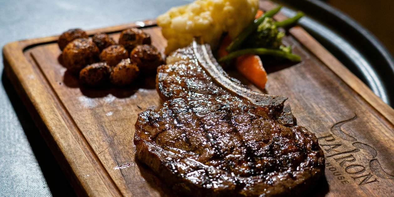 Si el restaurante sirve la carne cortada, conviene mirar si lo hace por ...