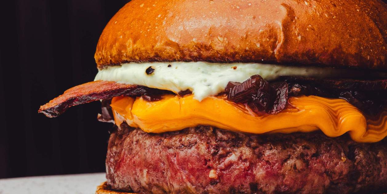 La hamburguesa catalana puede existir con carne de butifarra, romesco ...