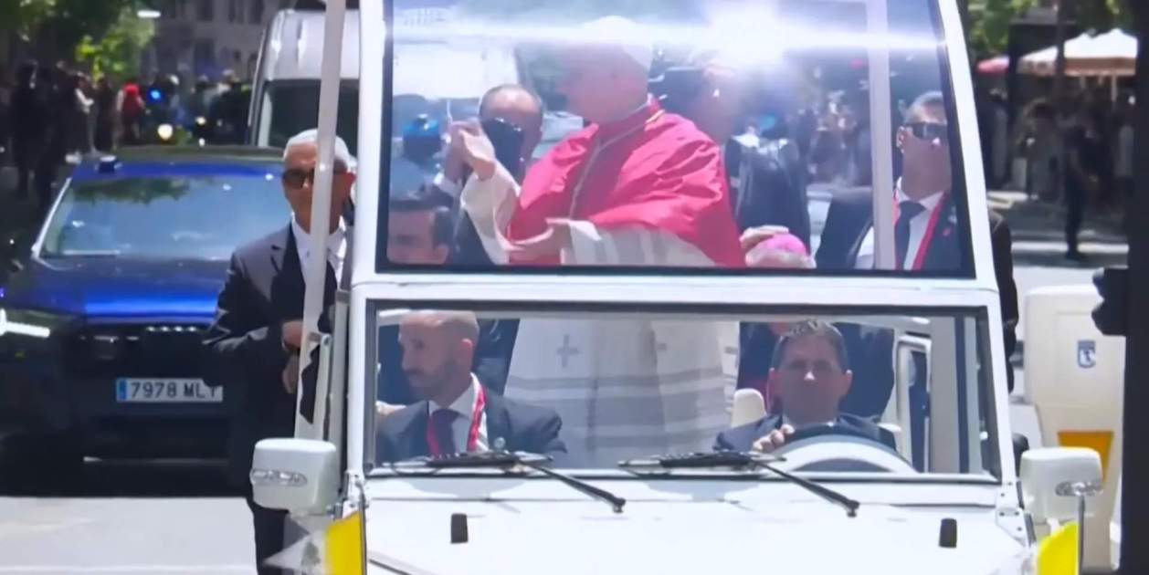 Què és el ‘six-seven’, el gest viral que el papa Lleó XIV no deixa de fer?