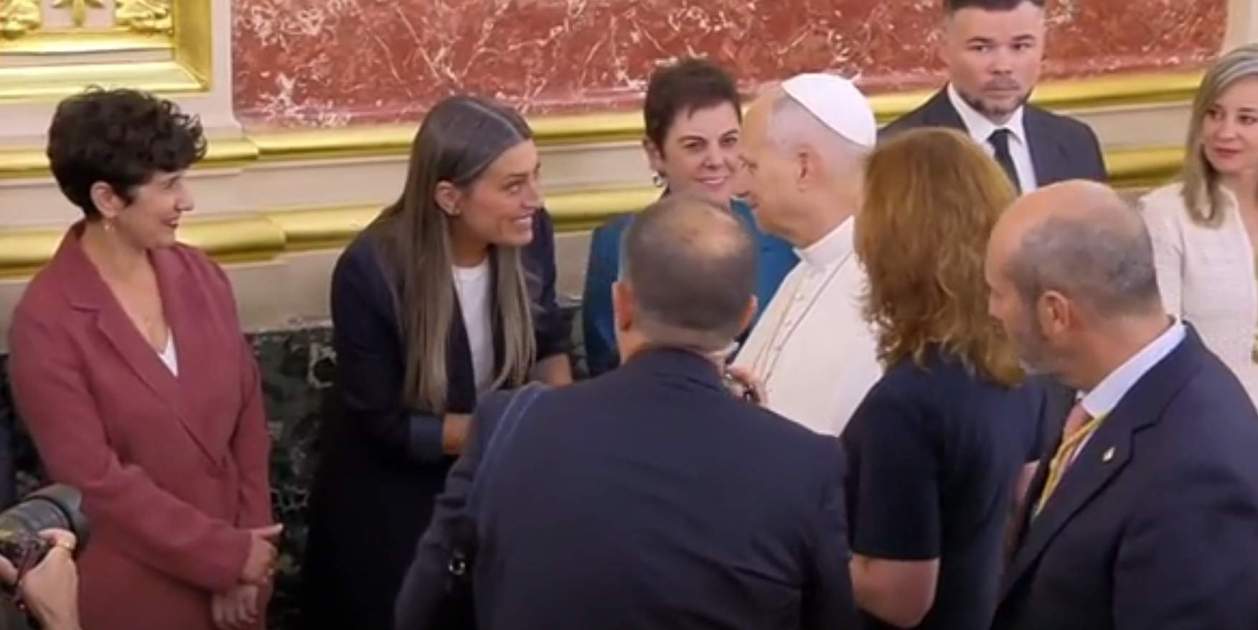 Míriam Nogueras i Eduard Pujol demanen en persona al papa Lleó XIV que ...