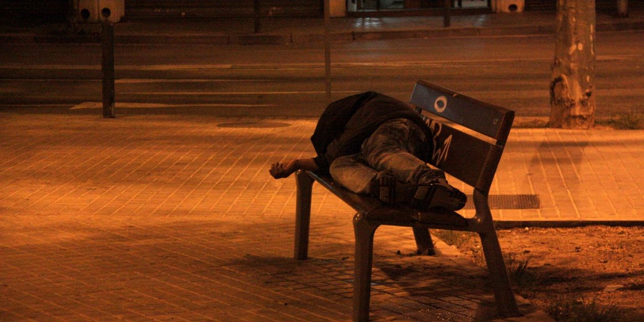 Quina és la diferència entre els sense llar i els sense sostre?