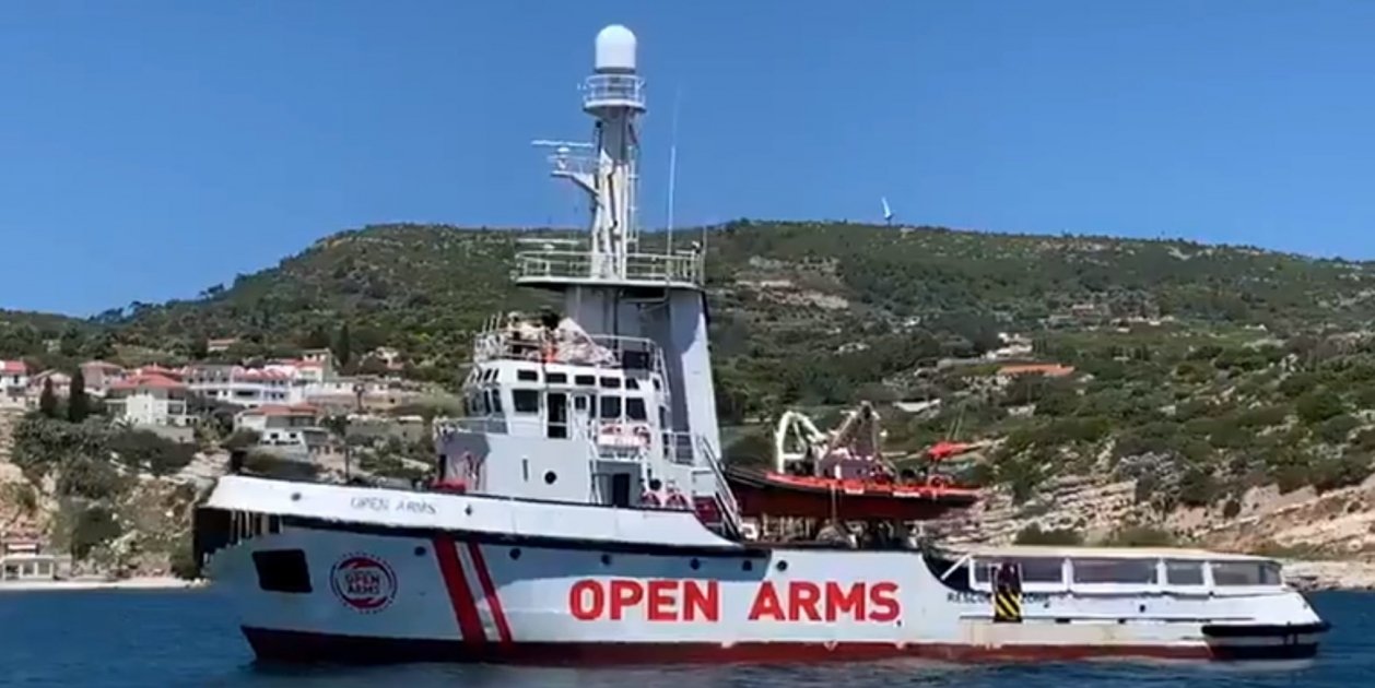 El barco de Open Arms llega a Lesbos, donde inició los rescates