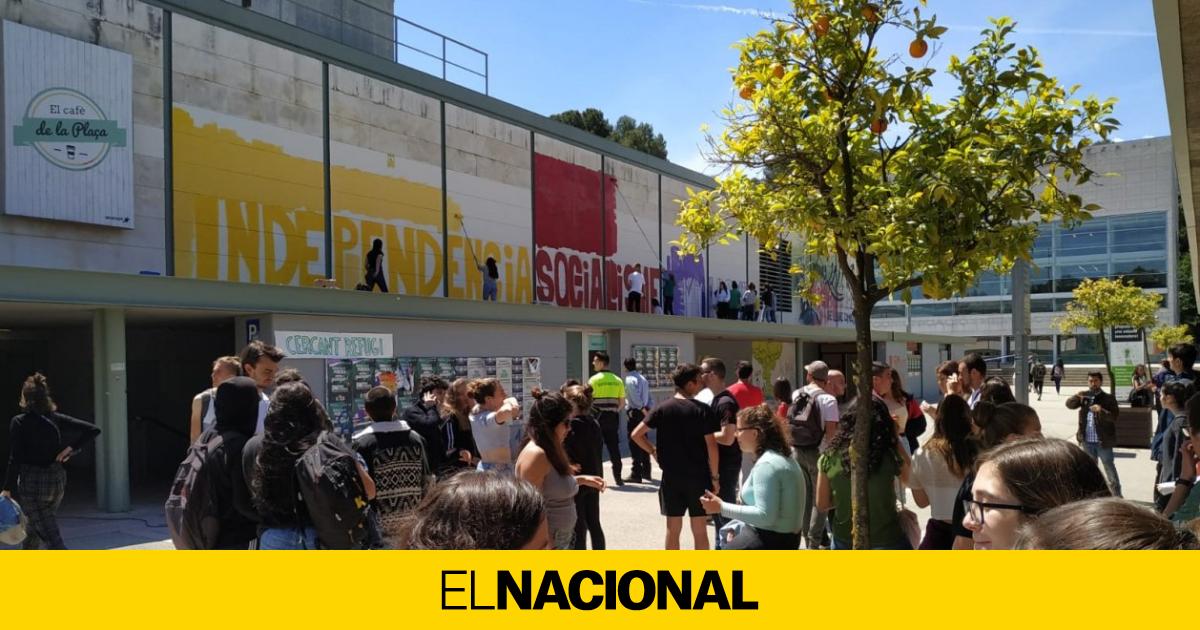 Vuelven a pintar el mural independentista de la UAB