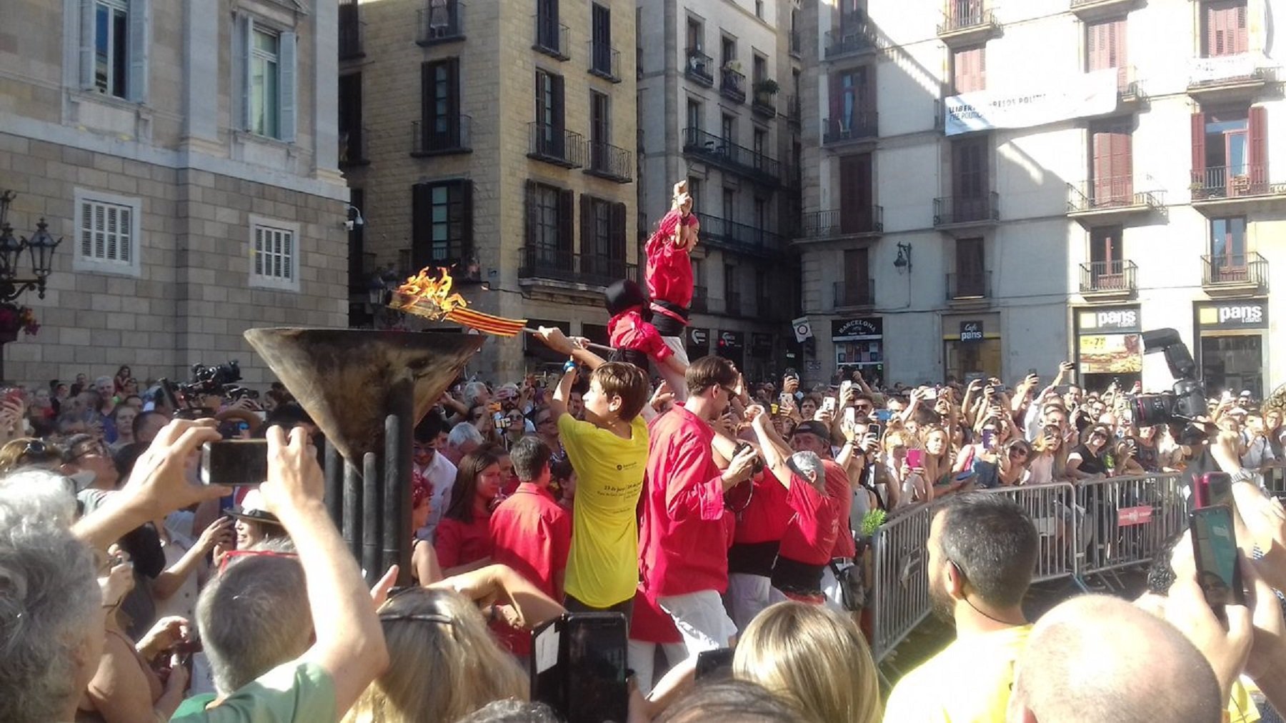 Flama del Canigó 2023 en Barcelona: Recorrido y horario por|para la ...