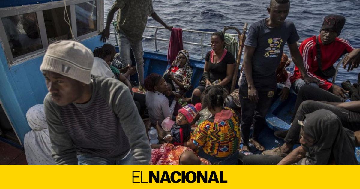 El Open Arms rescata una barca de madera con 40 personas