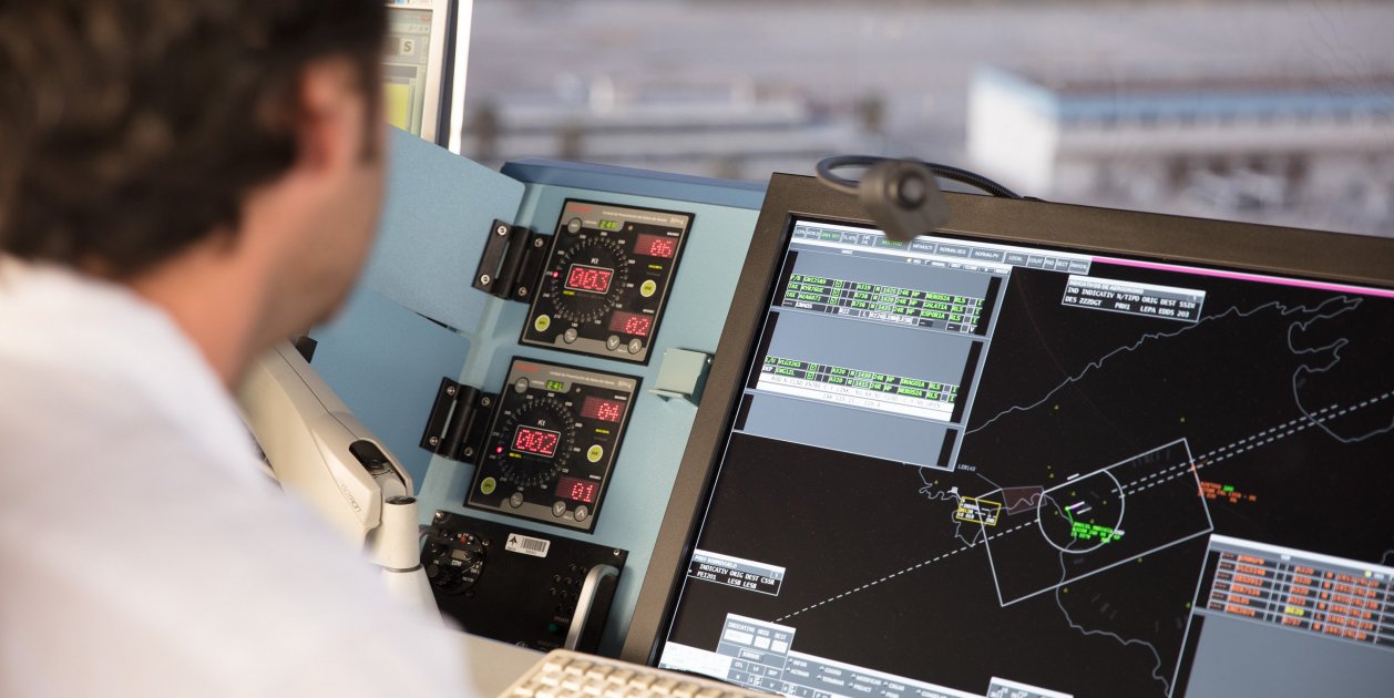 Enaire convoca 65 nuevas plazas de controlador aéreo