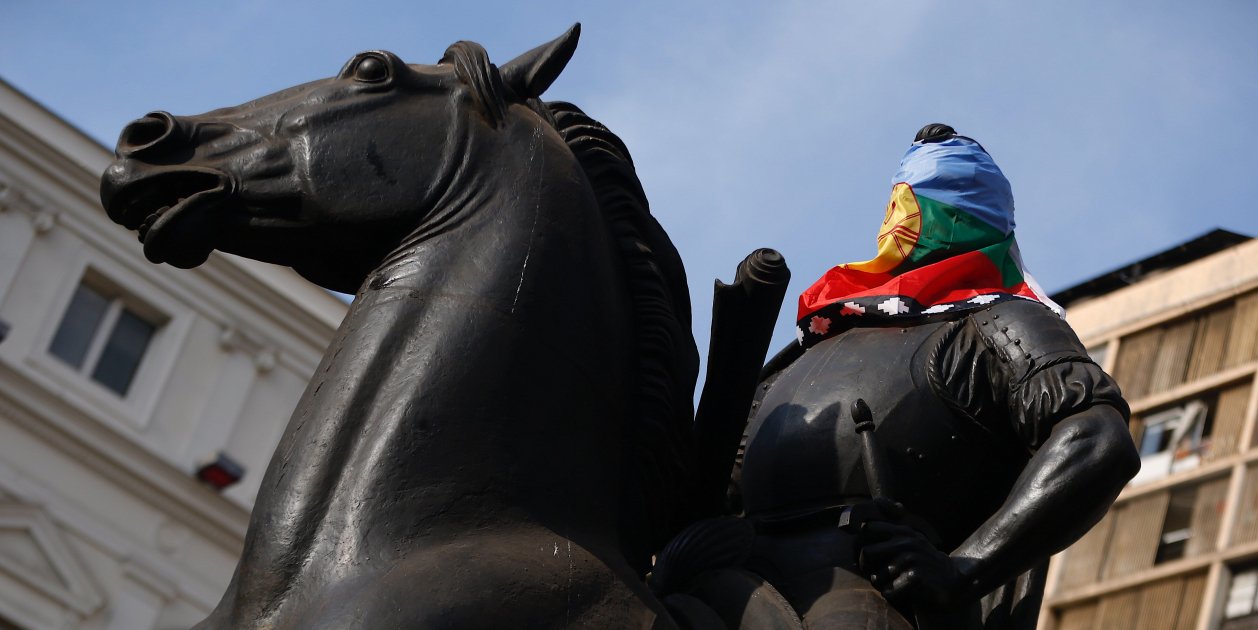VÍDEO | Así han tumbado la estatua de un conquistador español en Chile